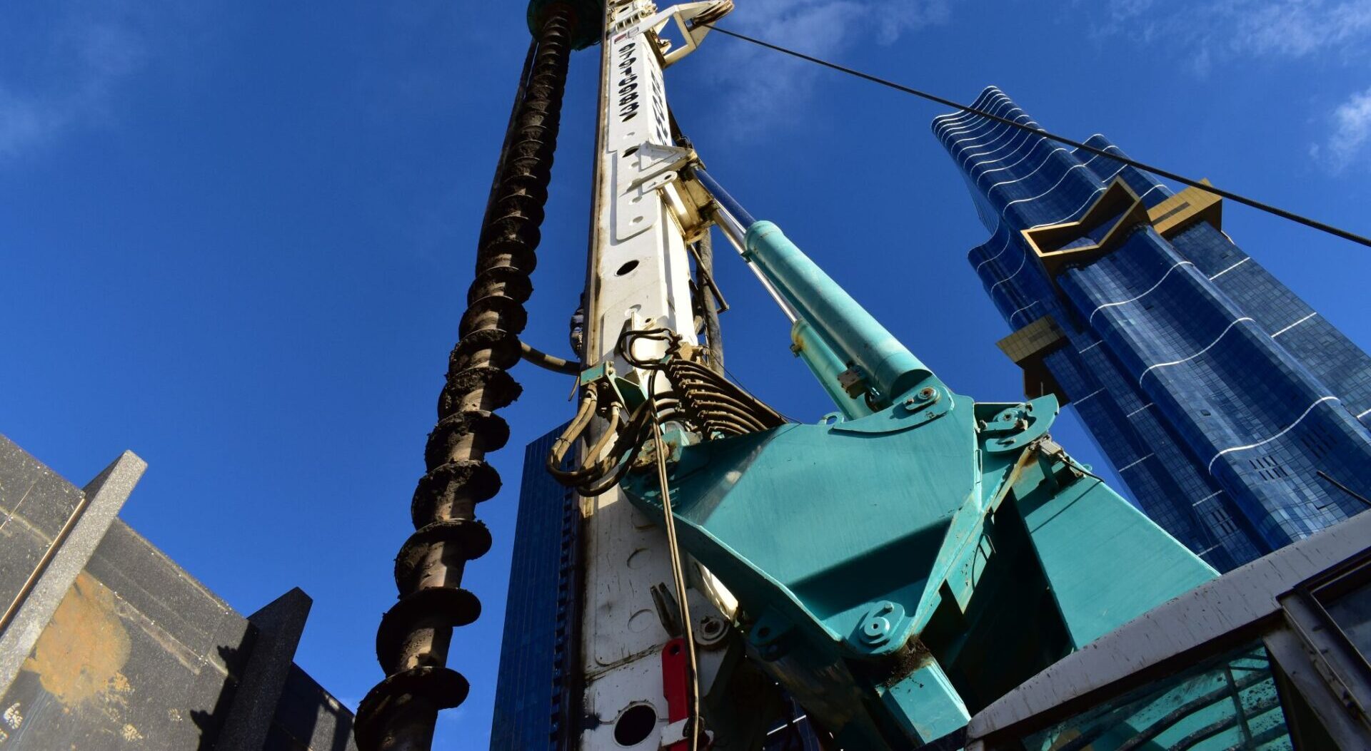 130T Piling Rig soared high in the Melbourne CBD skyline - BE